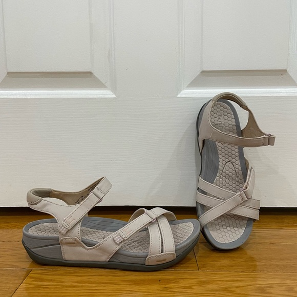 BareTraps | Shoes | Bare Traps Beige Strappy Sandals 75 M | Poshmark
